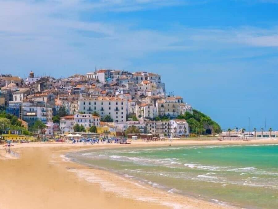 Praia particular nas proximidades, areia branca, espreguiçadeiras