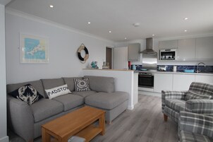 Apartamento Superior, 3 quartos, vista para o mar (No dogs) | Cozinha privada | Um frigorífico/congelador grande, um micro-ondas, um forno
