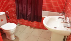 Quarto Duplo Executivo | Casa de banho | Um polibã, artigos de higiene pessoal grátis