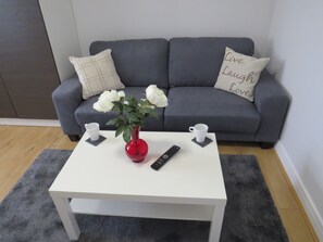 Apartamento, 2 quartos, vista para a cidade | Área de estar | TV de tela plana