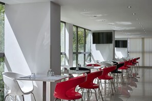 Pequeno-almoço tipo buffet diário (10 EUR por pessoa) 