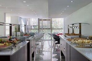 Café da manhã com buffet todos os dias (EUR 10 por pessoa) 