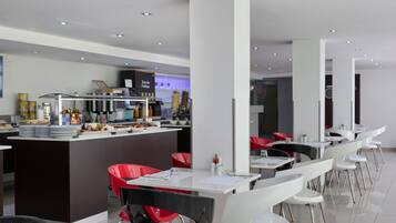 Café da manhã com buffet todos os dias (EUR 10 por pessoa)