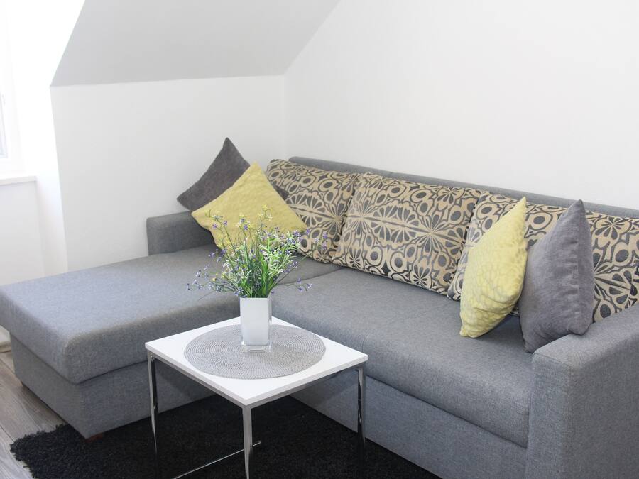 Apartamento família, 2 quartos | Sala de estar | TV de tela plana