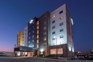 Um hotel com vários andares, design moderno, teto plano e janelas de diferentes tamanhos.