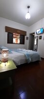 Suíte | Camas com colchões pillow-top, escrivaninha, camas extras/dobráveis