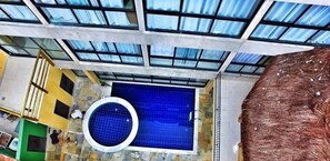 Piscina exterior, espreguiçadeiras