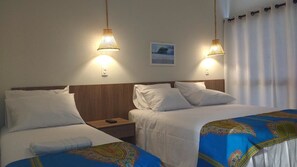 Quarto Quádruplo Standard | Minibar, cofre no quarto, cortinas/cortinados opacos