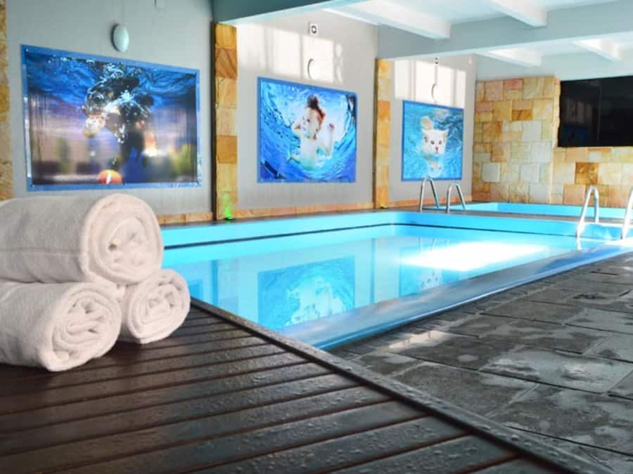 Piscina interior, espreguiçadeiras