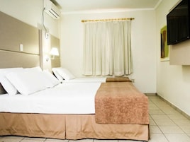 Quarto premium | Frigobar, cofres nos quartos, escrivaninha