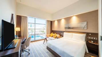 Quarto, 1 cama Queen, para não fumantes (with Sofa) | Cofres nos quartos, escrivaninha, ferros/tábuas de passar roupa