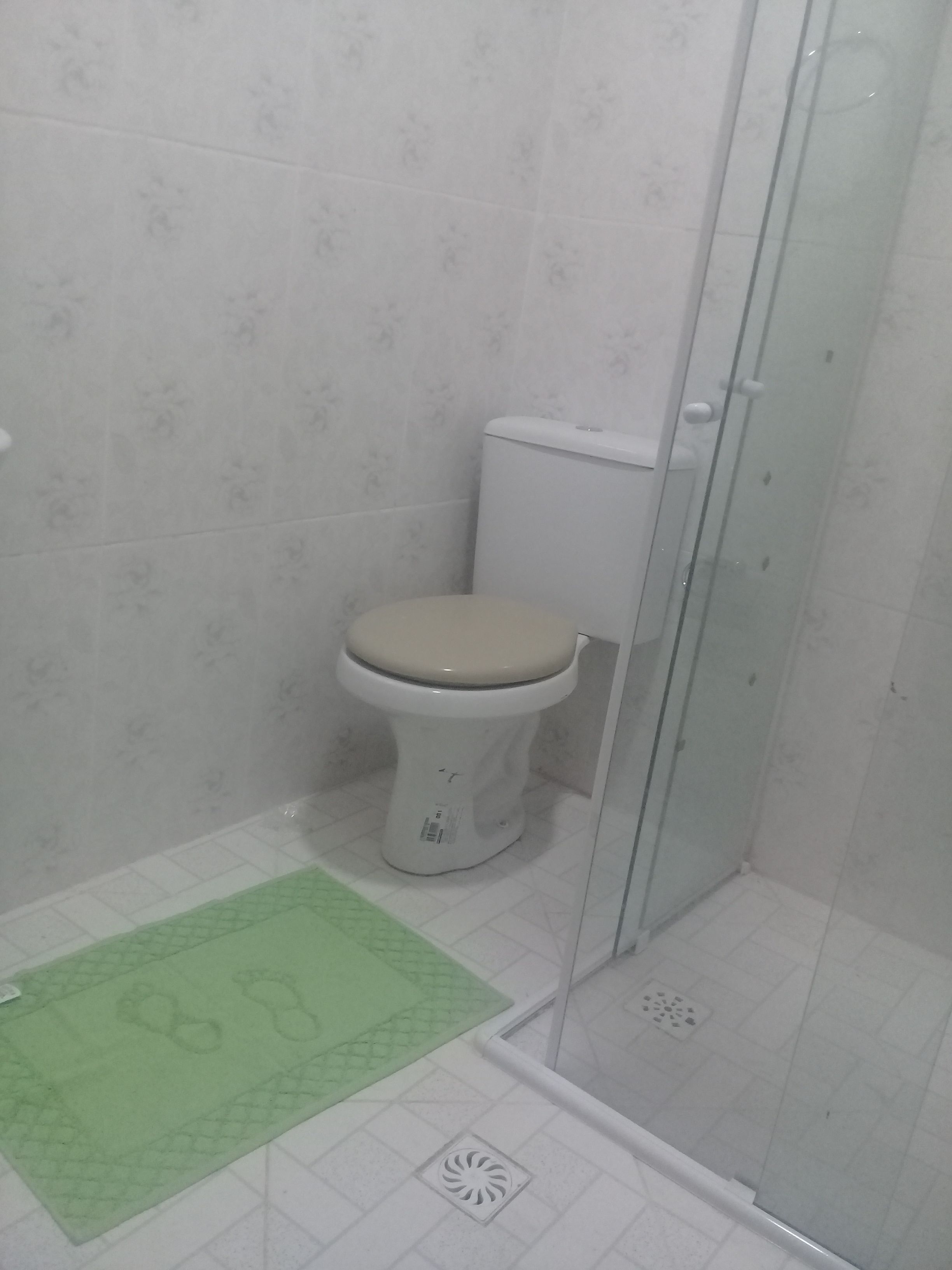 Um polibã, um chuveiro fixo, artigos de higiene pessoal grátis 