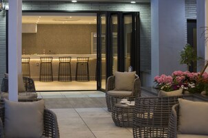 Este bar no terraço do hotel 