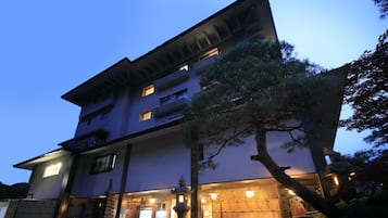 Fachada do alojamento (tarde/noite)