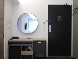 Cofre no quarto, cortinas/cortinados opacos, ferro/tábua de engomar 