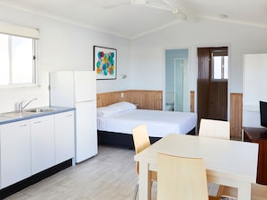Cabana básico, 1 quarto, cozinha americana, vista para o lago | 1 quarto, Wi-Fi de cortesia, roupa de cama