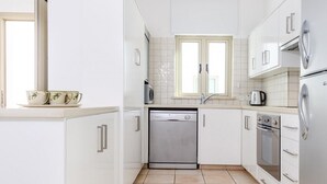 Villa, piscina privativa | Cozinha privada | Uma cafeteira/bule, um frigorífico/congelador grande, um micro-ondas