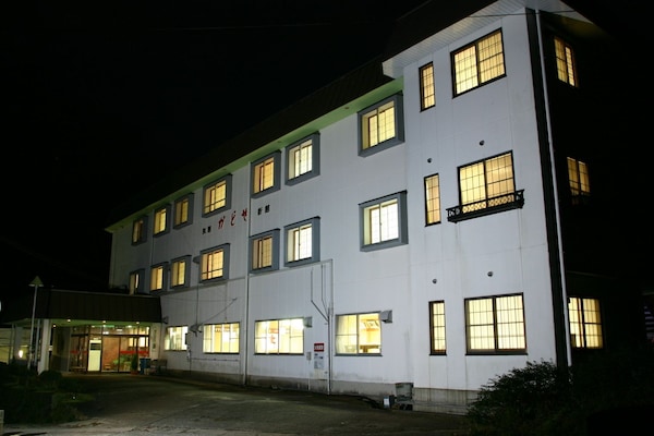 Fachada do alojamento (tarde/noite)