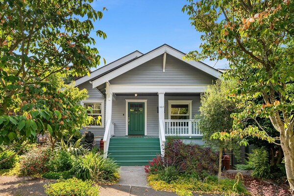 Seattle Vacation Home: The Campus; 8 Bedrooms - Sleeps Up To 23! - Seattle, WA