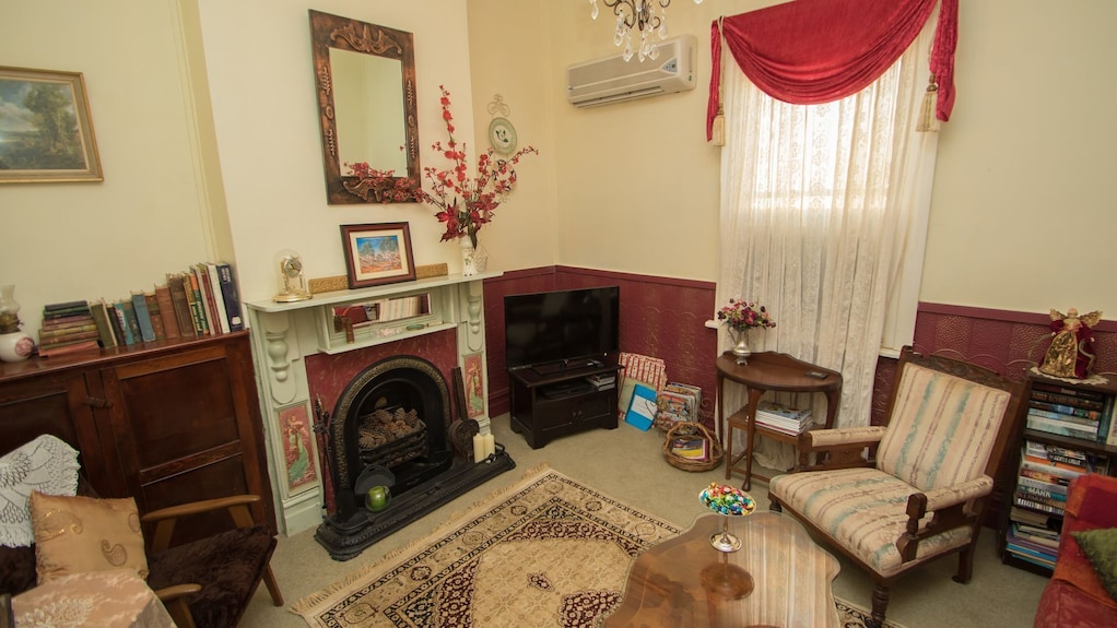 Ella's Place - Charming Miner's Heritage Cottage - Broken Hill