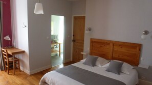 Quarto Quádruplo Familiar (Sibbo) | Roupa de alta qualidade, com decoração personalizada, secretária