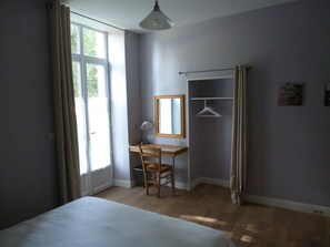 Quarto casal | Roupas de cama premium, individualmente decorados, escrivaninha