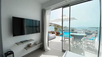 Superior Two-Bedroom Apartment with Private Infinity Pool and Sea View | Cofre no quarto, com decoração personalizada