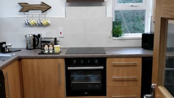 Apartamento, 2 quartos (Second Floor) | Cozinha privada | Um frigorífico, um micro-ondas, uma placa de cozinha