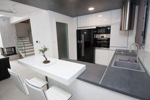 Uma chaleira elétrica, utensílios de cozinha 