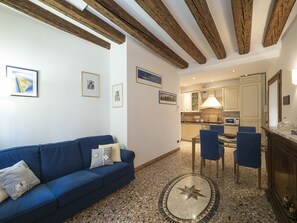 Apartamento, 1 quarto | Sala de estar | TV de ecrã plano 