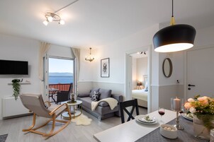 Apartamento Familiar, vista para o oceano | Sala de estar | TV de ecrã plano 