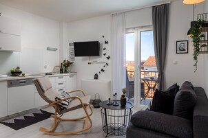 Apartamento Familiar, vista para o oceano | Sala de estar | TV de ecrã plano 
