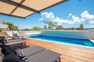 Piscina exterior, uma piscina aquecida 