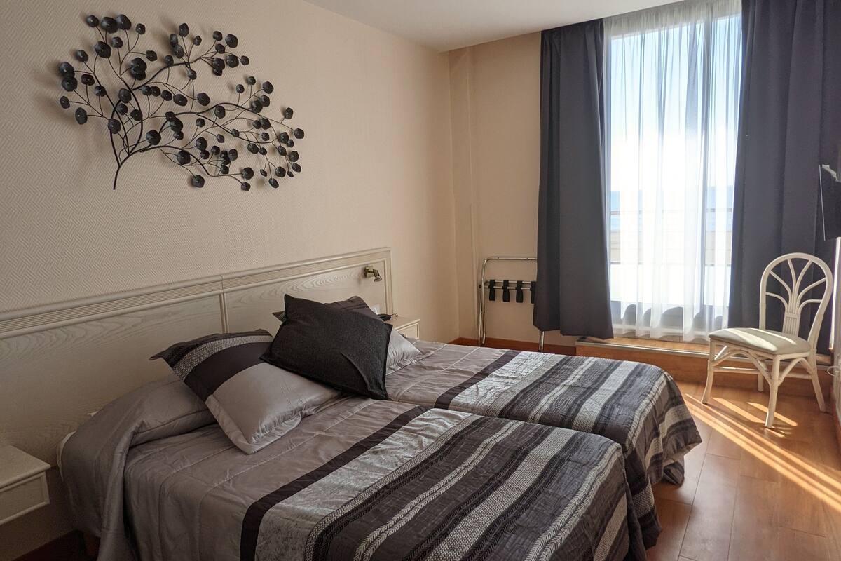 Quarto Twin, varanda, vista para o mar | Cofre no quarto, secretária, cortinas/cortinados opacos 