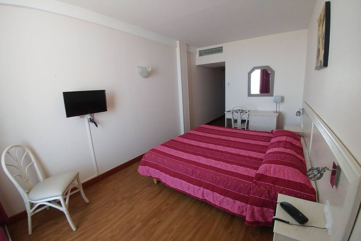 Quarto Duplo, varanda, vista para o mar | Cofre no quarto, secretária, cortinas/cortinados opacos 