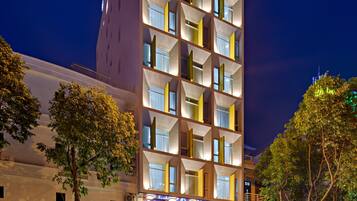 Fachada do alojamento (tarde/noite)