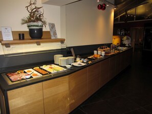 Pequeno-almoço tipo buffet aos fins de semana (15.5 EUR por pessoa)