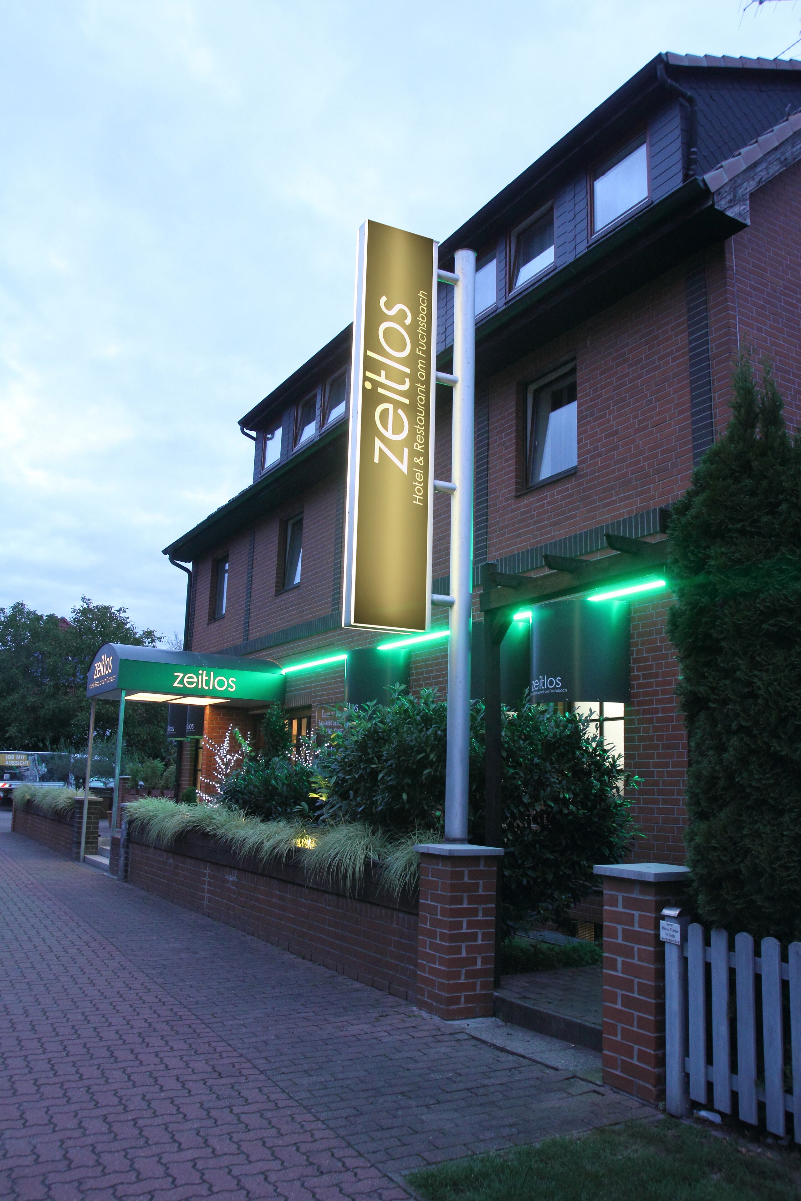 Um hotel com uma placa de destaque que diz "Zeitlos Hotel & Restaurant".