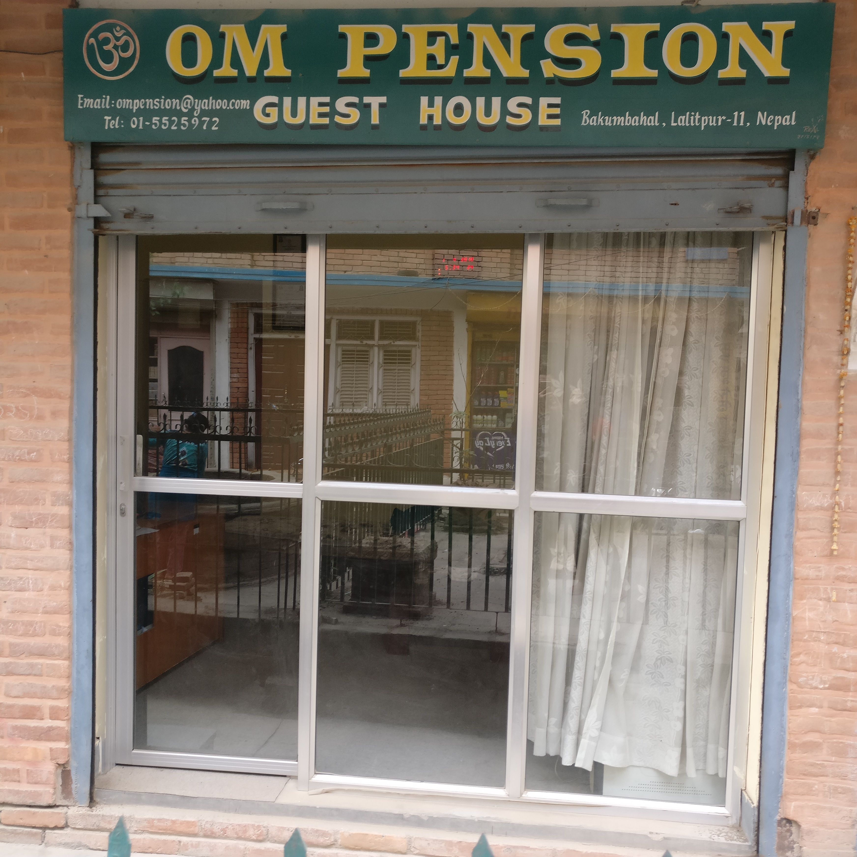 Uma pensão com uma placa exibindo o nome 'OM PENSION'.