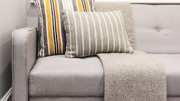Quarto Duplo ou Twin Deluxe | Sala de estar | Smart TV de 32 polegadas com canais digitais, televisor