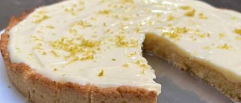 Uma fatia de cheesecake em um prato branco com uma espátula.