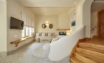 Villa de Luxo, 3 quartos, vista parcial para o mar, junto à piscina | Sala | TV de ecrã plano, lareira 