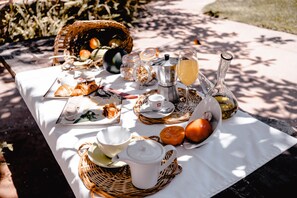 Café da manhã com buffet todos os dias mediante uma taxa