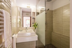 Quarto casal econômico | Banheiro | Chuveiro, banheira de imersão, produtos de toalete grátis 