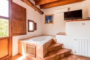 Quarto casal ou duplo superior | Banheiro | Chuveiro, banheira de imersão, produtos de toalete grátis 