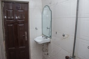 Chuveiro, chuveiro com efeito de chuva, produtos de toalete grátis