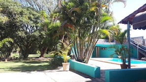 Piscina exterior, espreguiçadeiras 