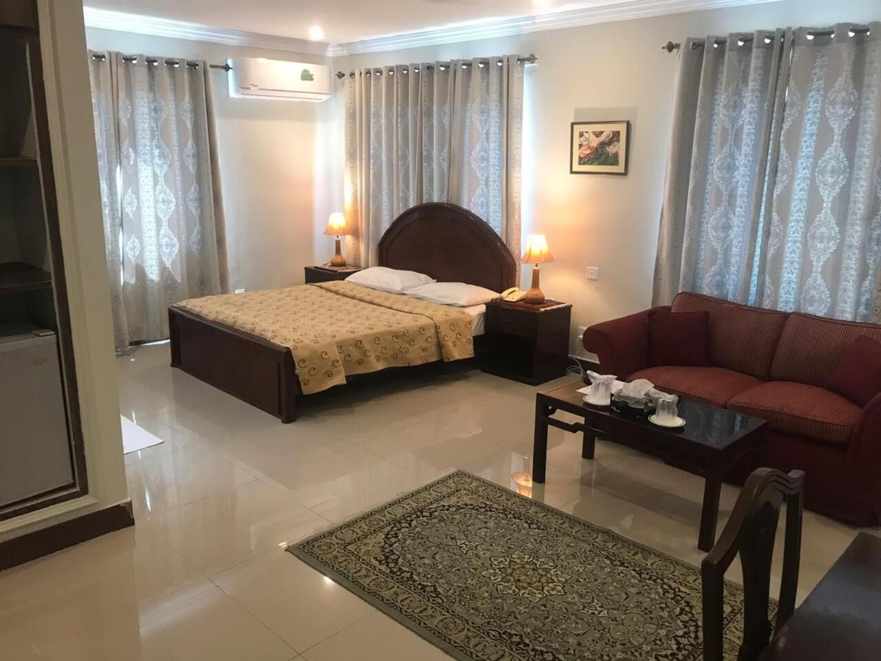 Frigobar, escrivaninha, quartos à prova de som, Wi-Fi de cortesia