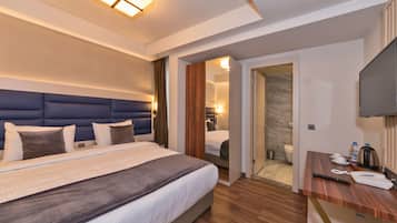 2 quartos, frigobar, cofres nos quartos, escrivaninha