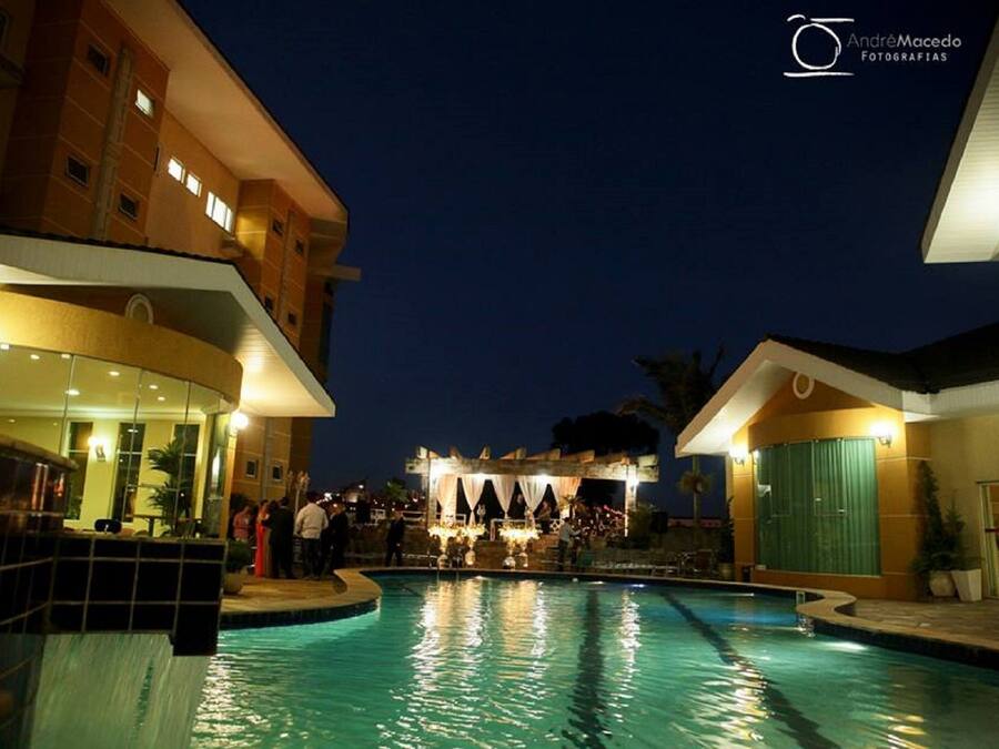 Piscina interior, 2 piscinas exteriores, espreguiçadeiras